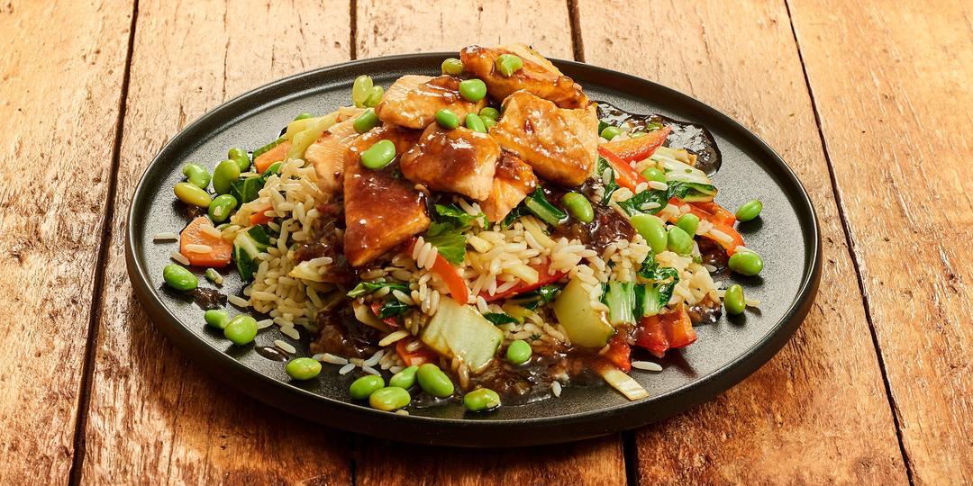 Oosterse zalm met een rijstschotel en groenten | Uitgekookt