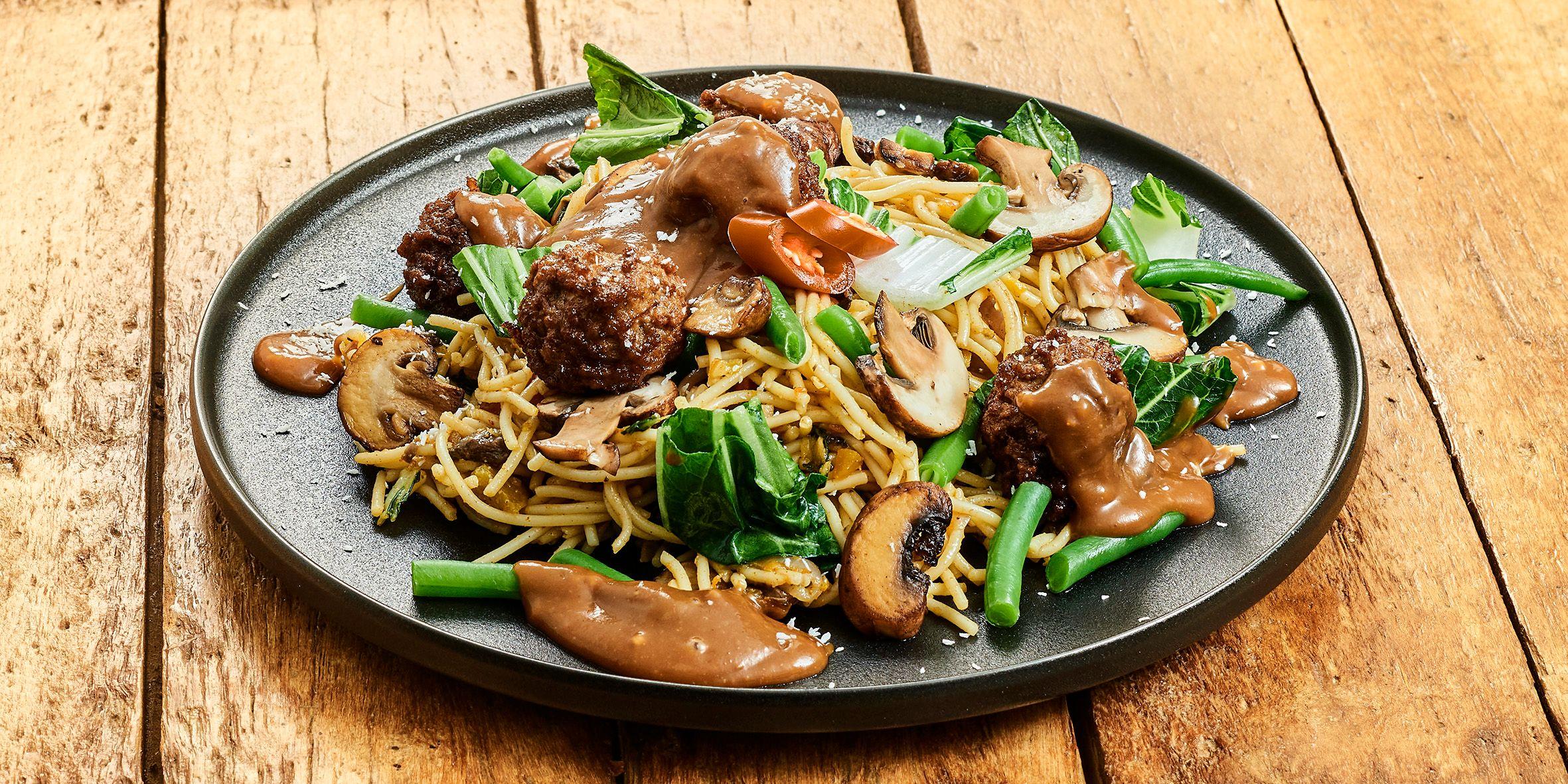 Bami Surinaamse stijl met pittige gehaktballetjes | Uitgekookt