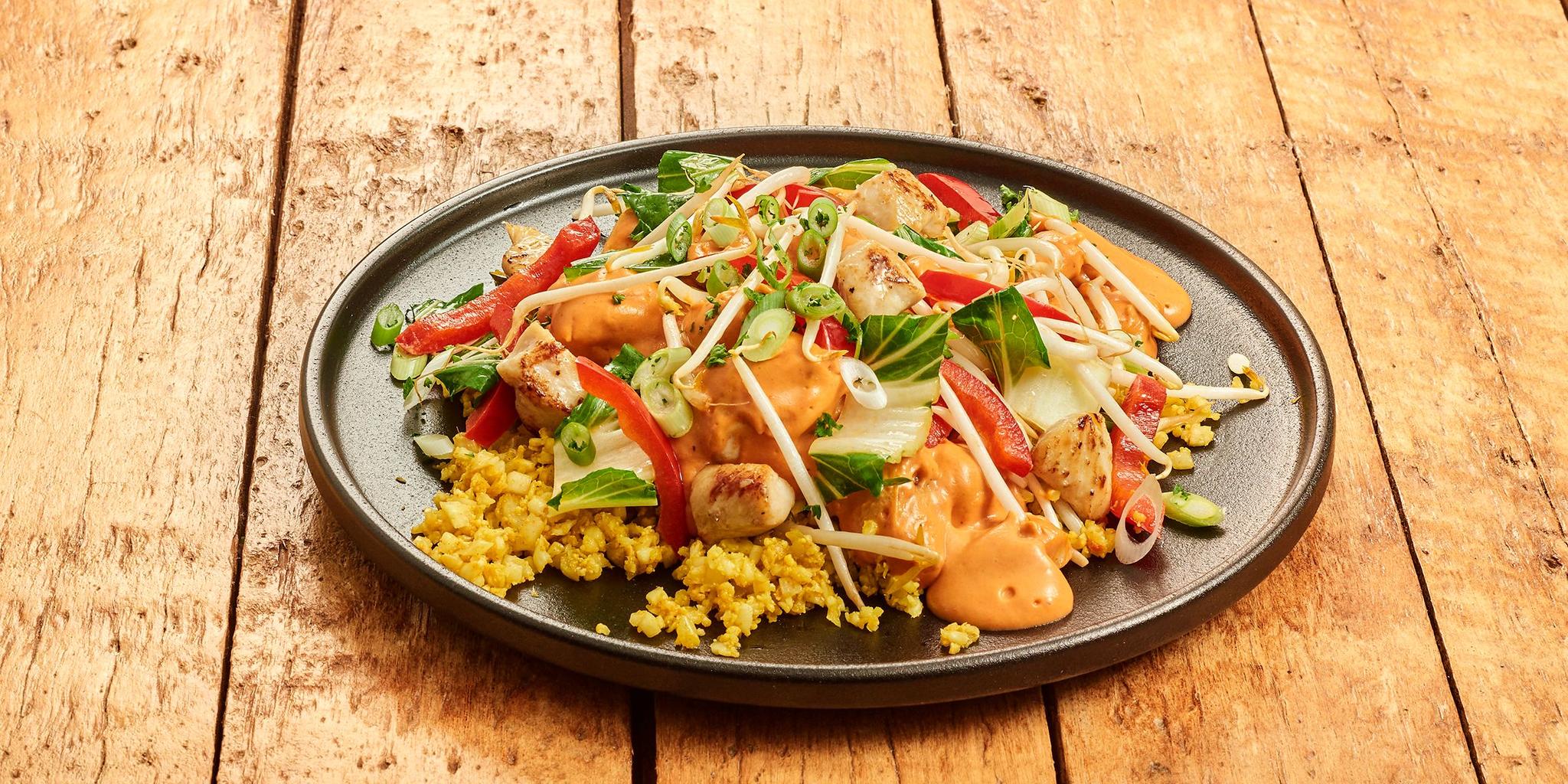 Rode curry met kipdij en bloemkoolrijst | Uitgekookt