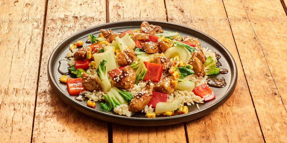 Kipdijfilet in sesamsaus met rijst, rode paprika en paksoi | Uitgekookt