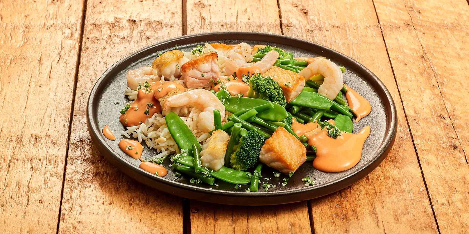 Gemberrijst met vis, gamba's en groene groenten | Uitgekookt